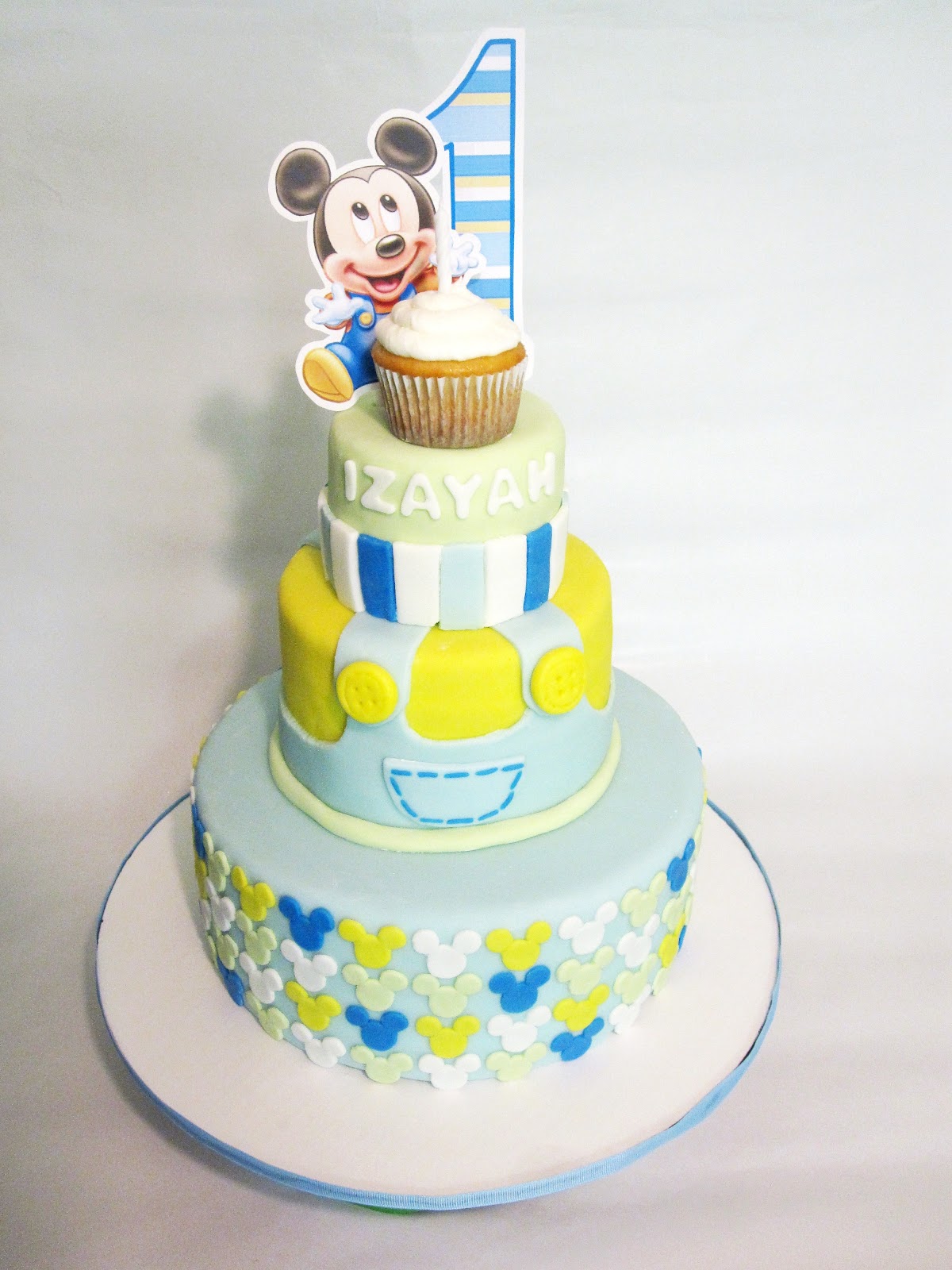 Tavita Cakes and Cookies: Baby Mickey Mouse Cake