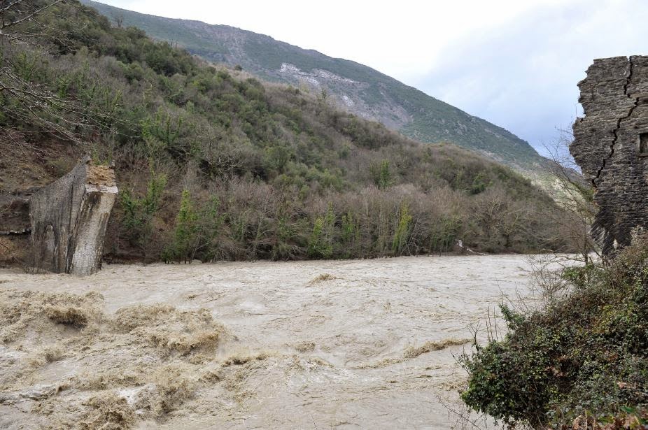 ΤΡΑΓΙΚΕΣ ΦΩΤΟΓΡΑΦΙΕΣ... ΔΕΙΤΕ ΤΙ ΑΠΕΜΕΙΝΕ ΑΠΟ ΤΟ ΙΣΤΟΡΙΚΟ ΤΟΞΟΤΟ ΓΕΦΥΡΙ ...