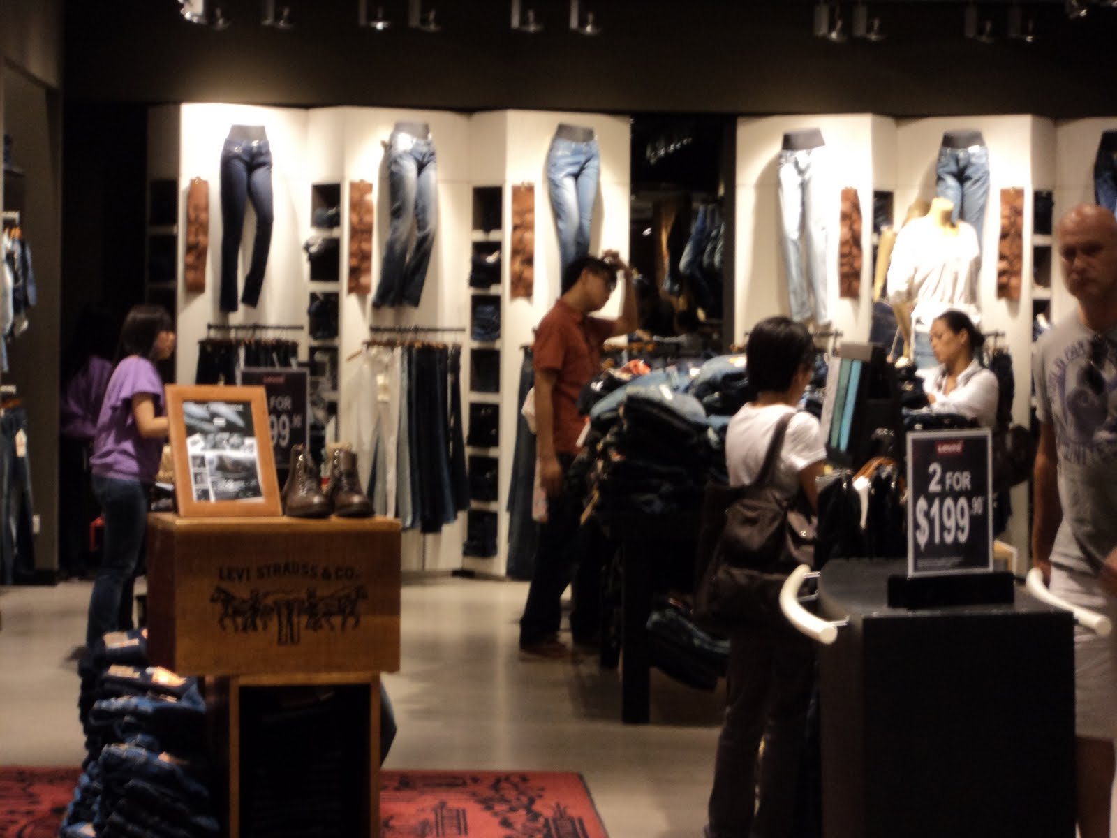Retail ICA 2 - LEVI'S: Merchandise presentation and store design