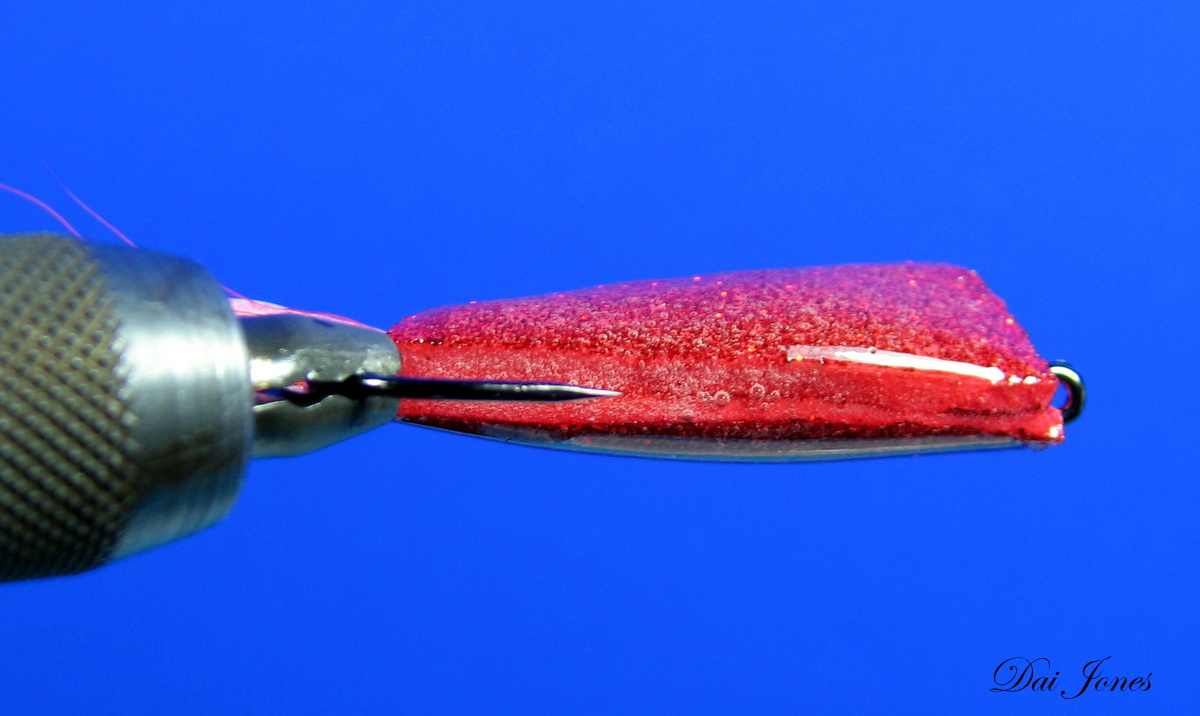 Flies step by step: Bass rattle crease fly.