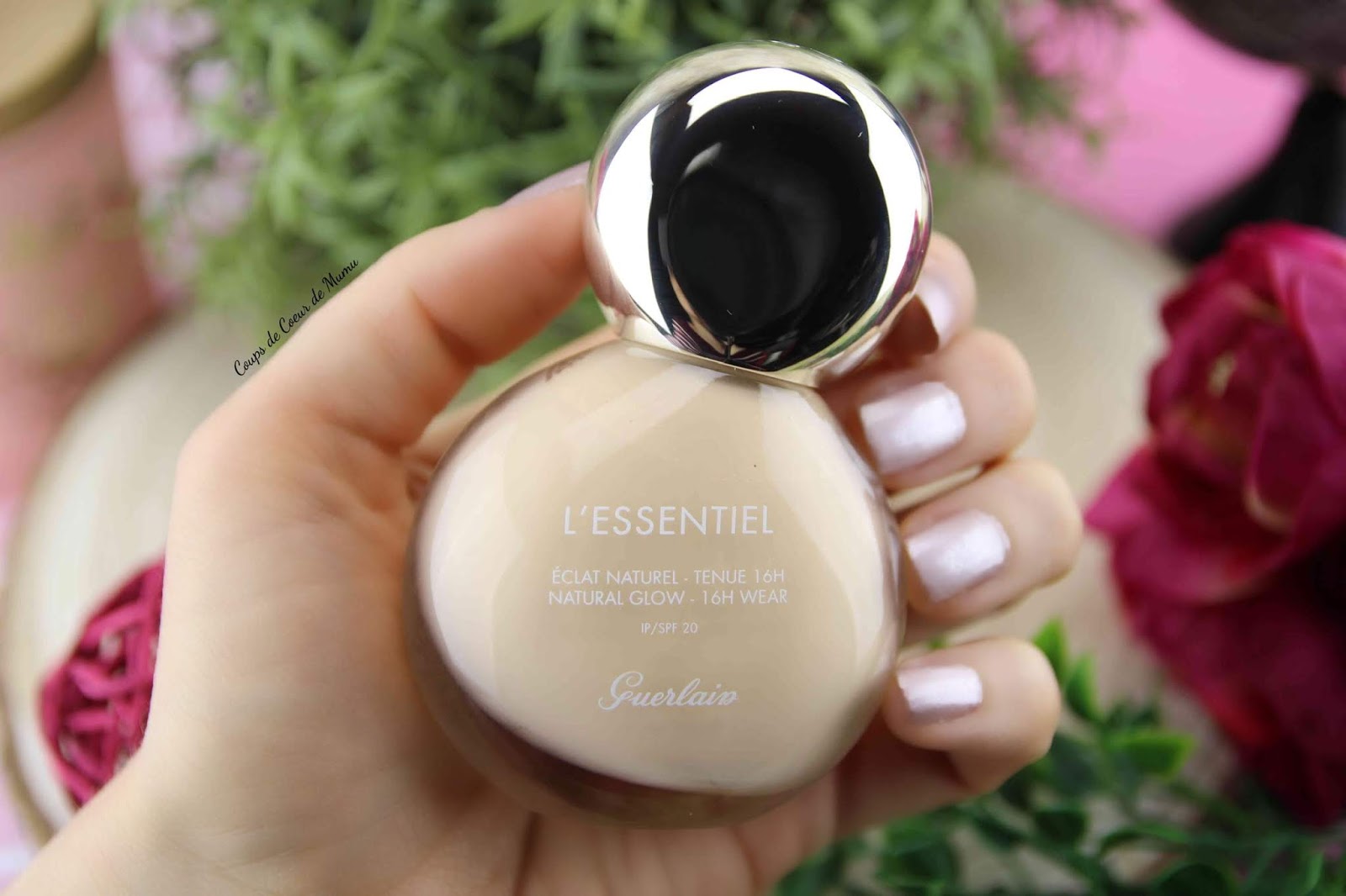 Le nouveau Fond de Teint L'Essentiel de Guerlain accompagné de son ...