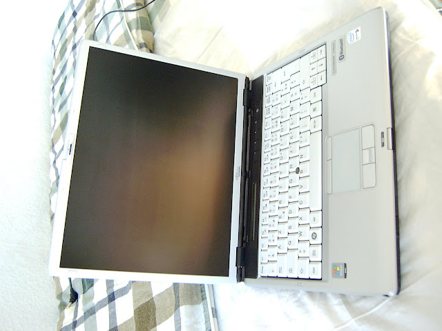 anti-widescreen: Business notebook Fujitsu Siemens Lifebook S7110