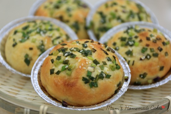 Mum's Homemade Cakes and more: Spring Onion Bun