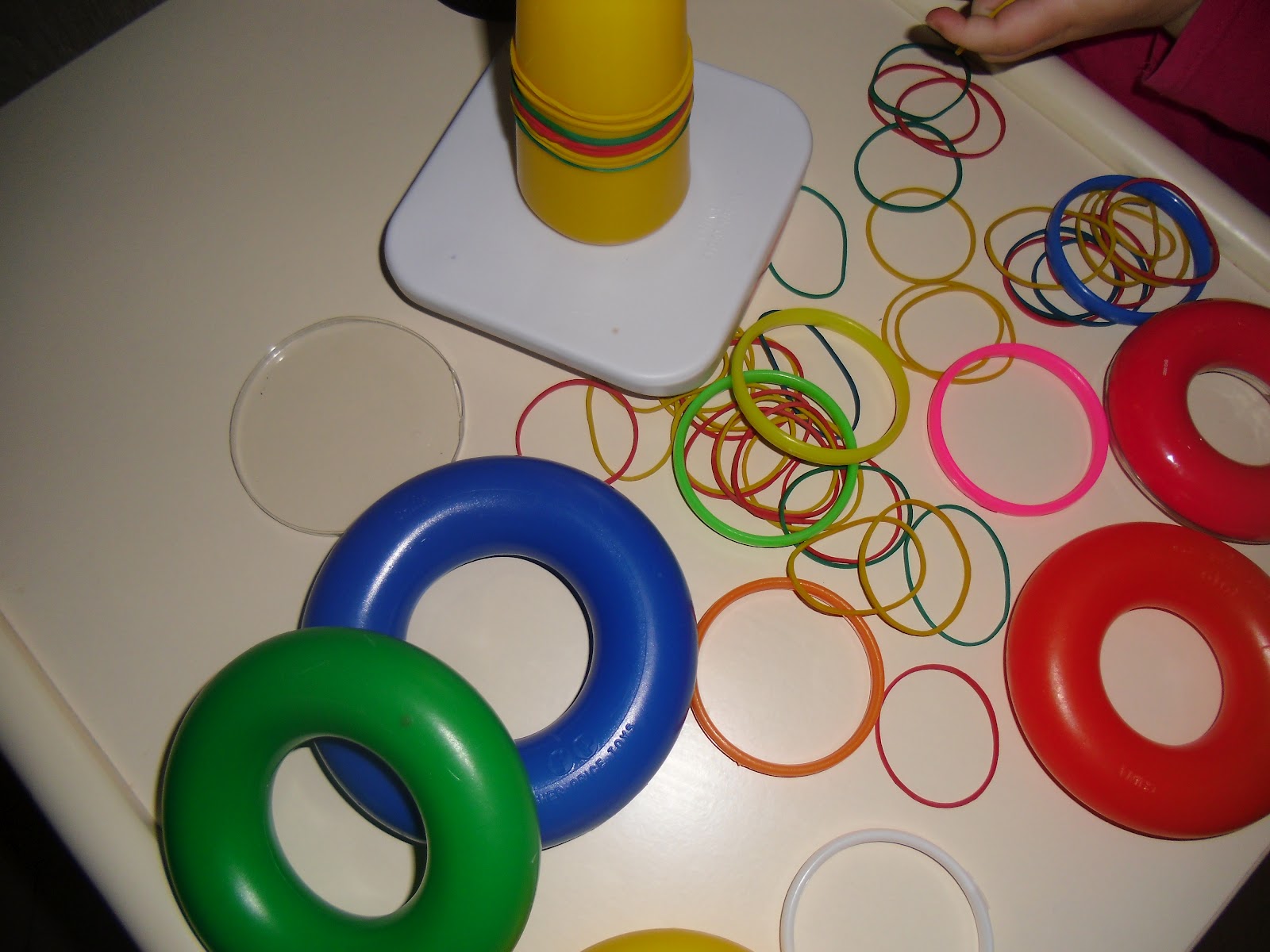 La jirafa: 59 - Insertar gomillas y aros de varios tamaños y formatos