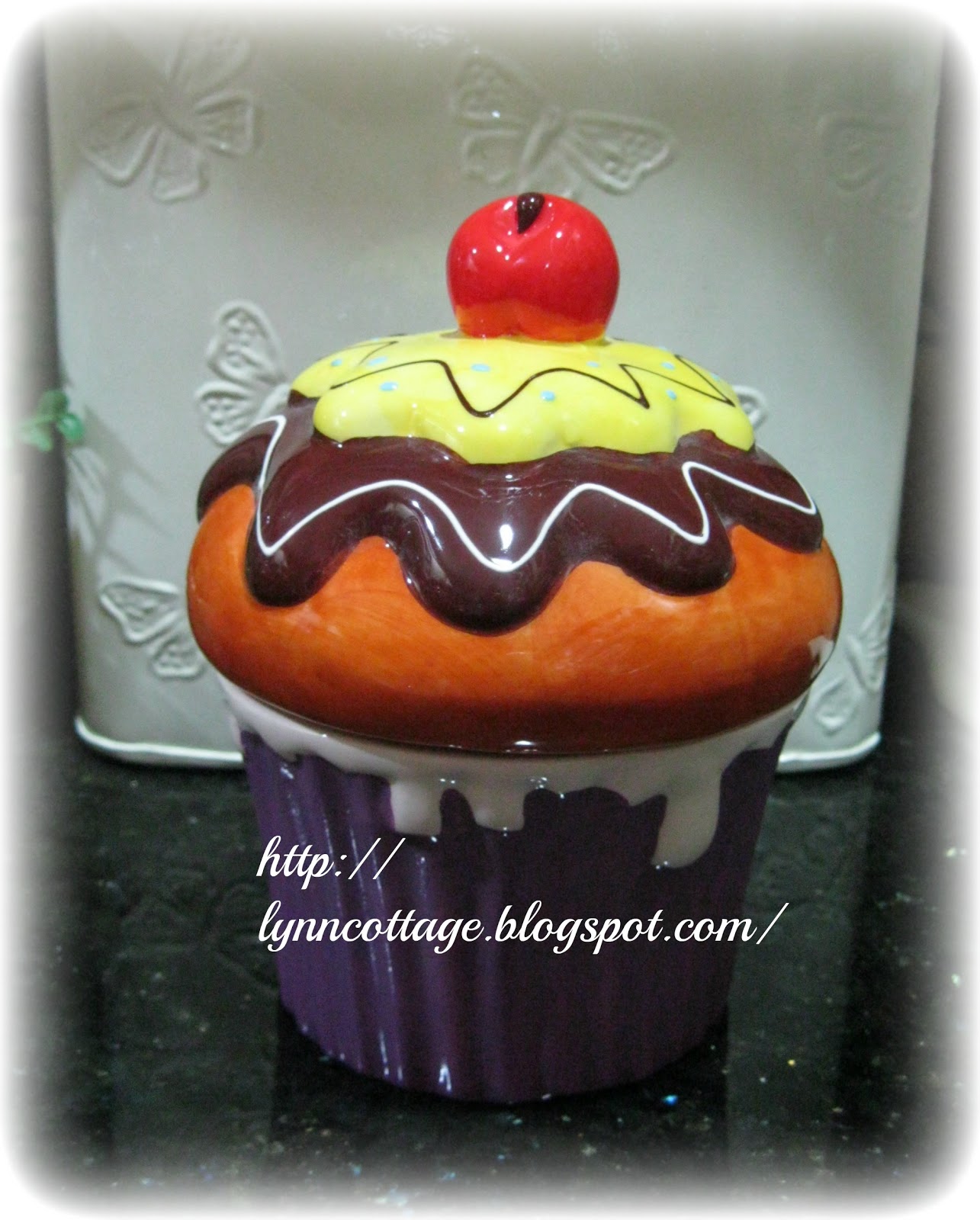 lynn's cottage: CERAMIC CUPCAKE CANISTER..........