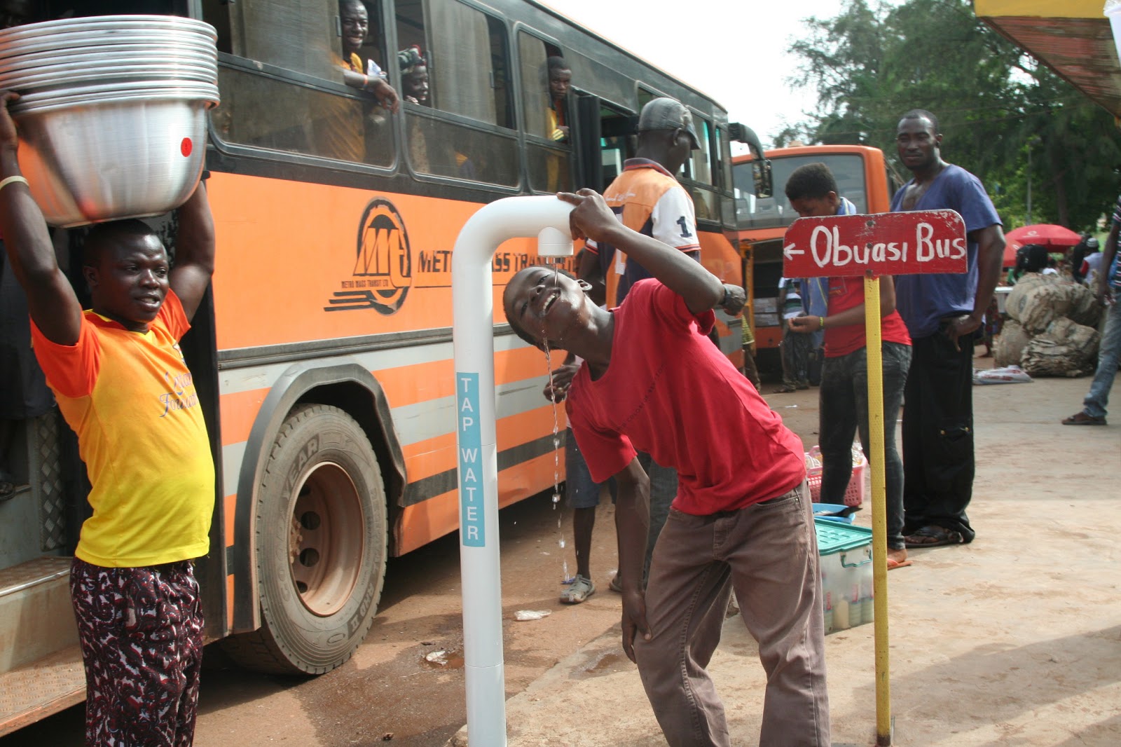 Jointhepipe.org: Ghana busstation op kraanwater