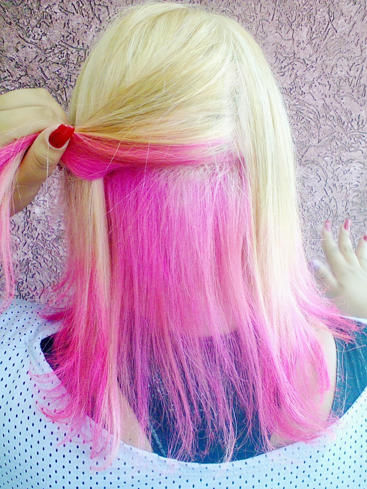 Luisa Helena Cabelos coloridos / Maquiagem: Loiro claro com rosa nas pontas