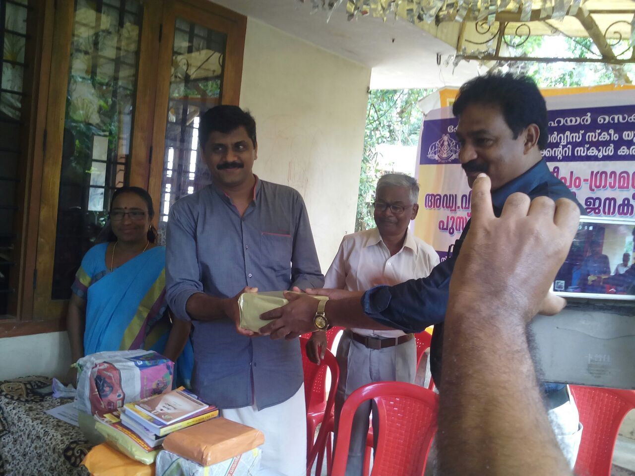 GOVT.HSS KARUNAGAPPALLY-2003. NSS UNIT-25: Books hand overing ceremony ...