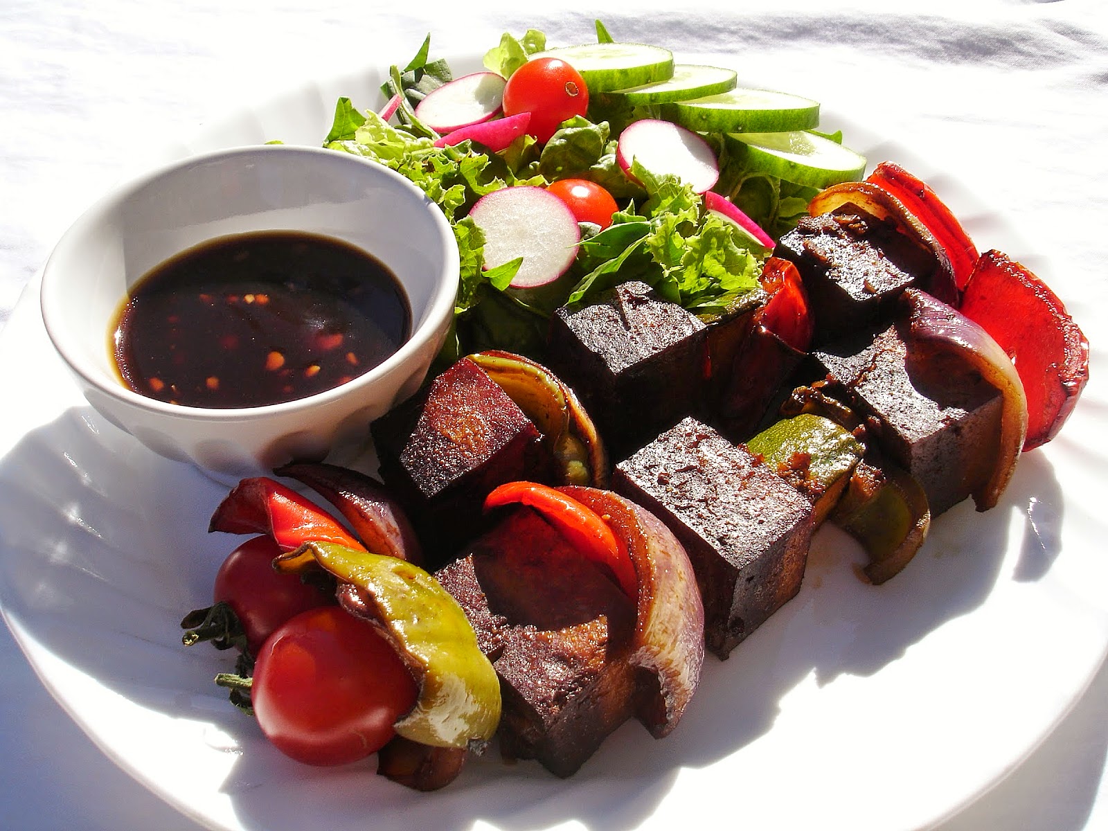 Destination santé: Brochettes de tofu mariné & légumes avec une sauce ...