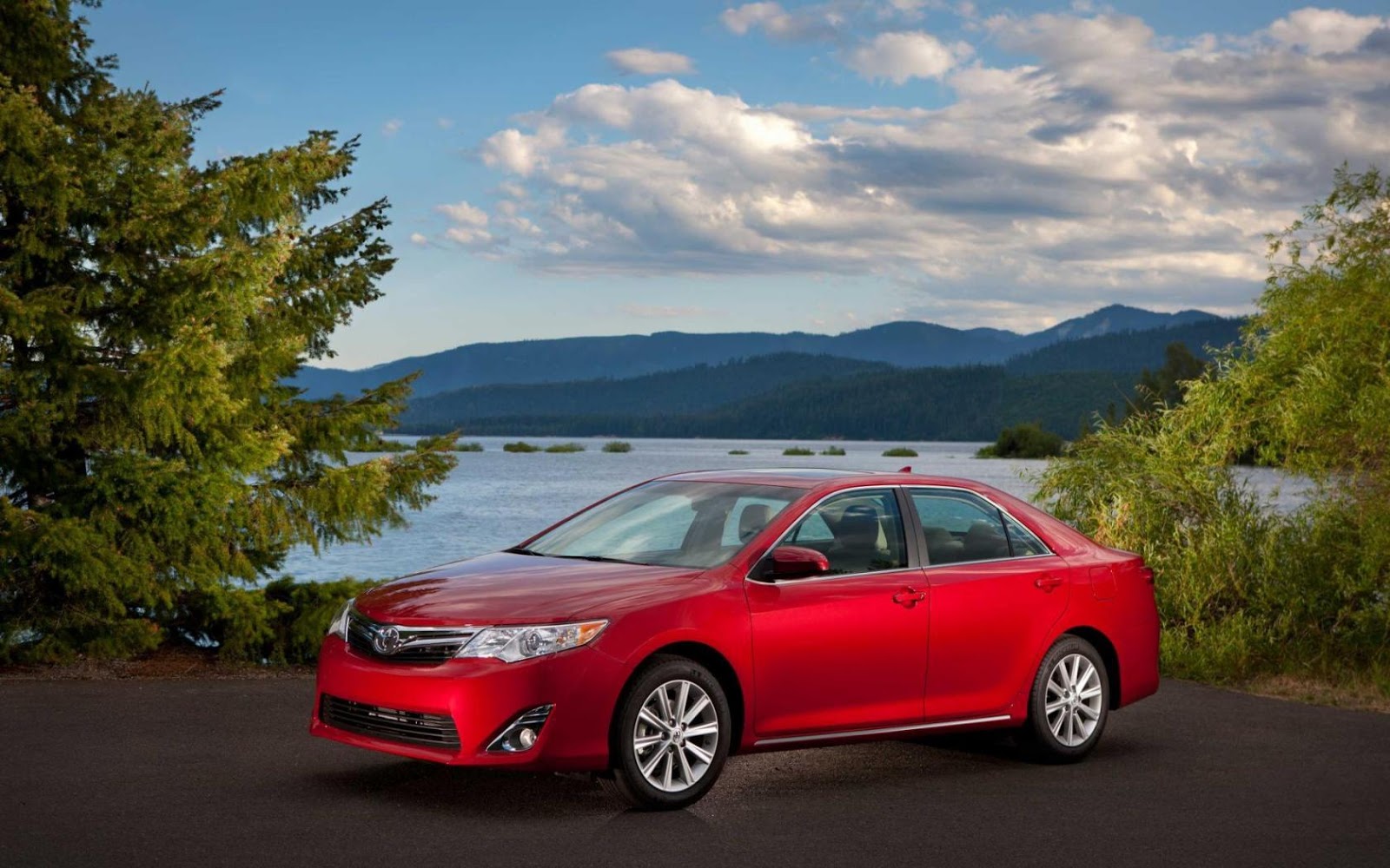 HD Car Wallpapers: Toyota Camry Sedan 2013 In Red Colour