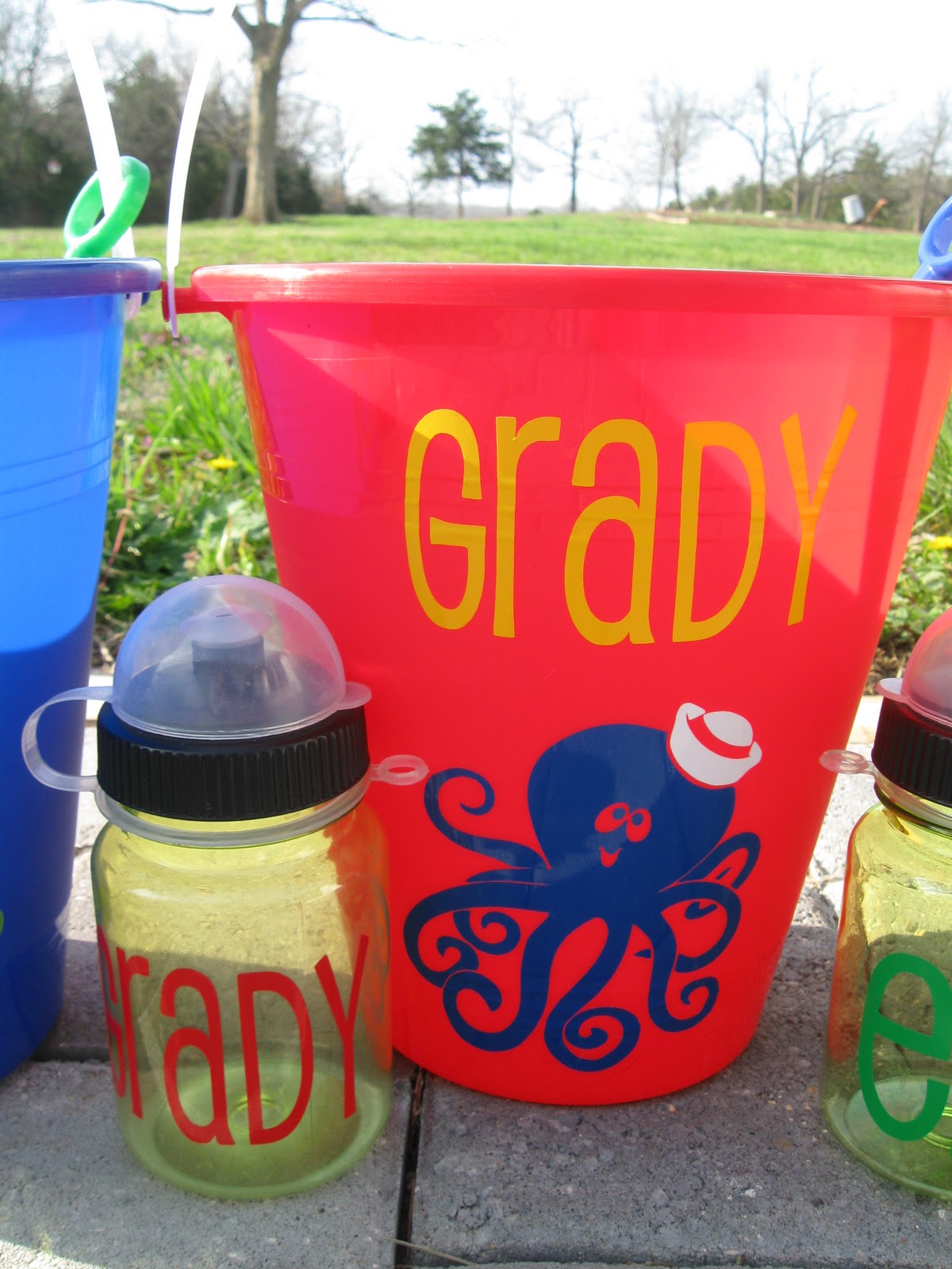 De La Design: Personalized Sand Pails / Beach Buckets