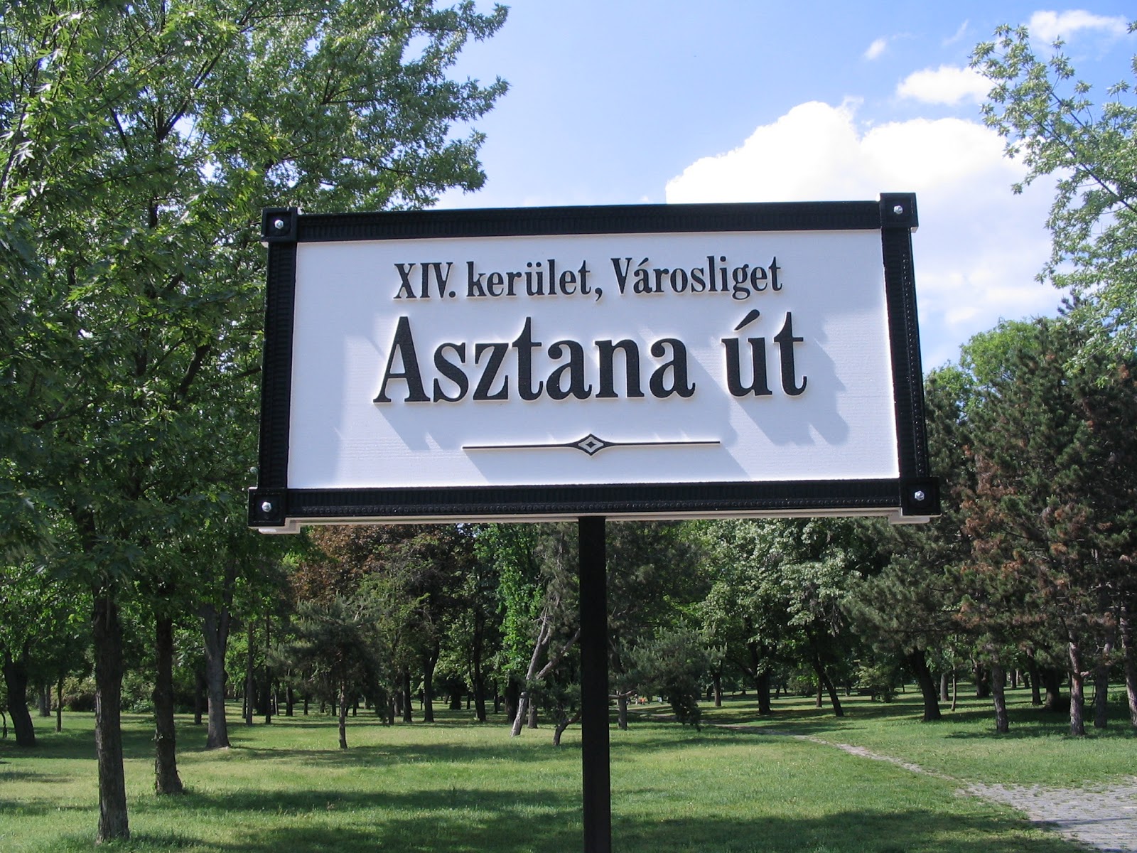 Belváros, Budapest: A "keletre nyalás nyitás" jegyében: Asztana út ...