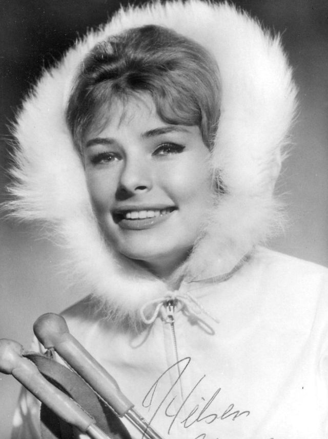 The Danish Bardot: 38 Glamorous Black and White Photos of Vivi Bach in ...