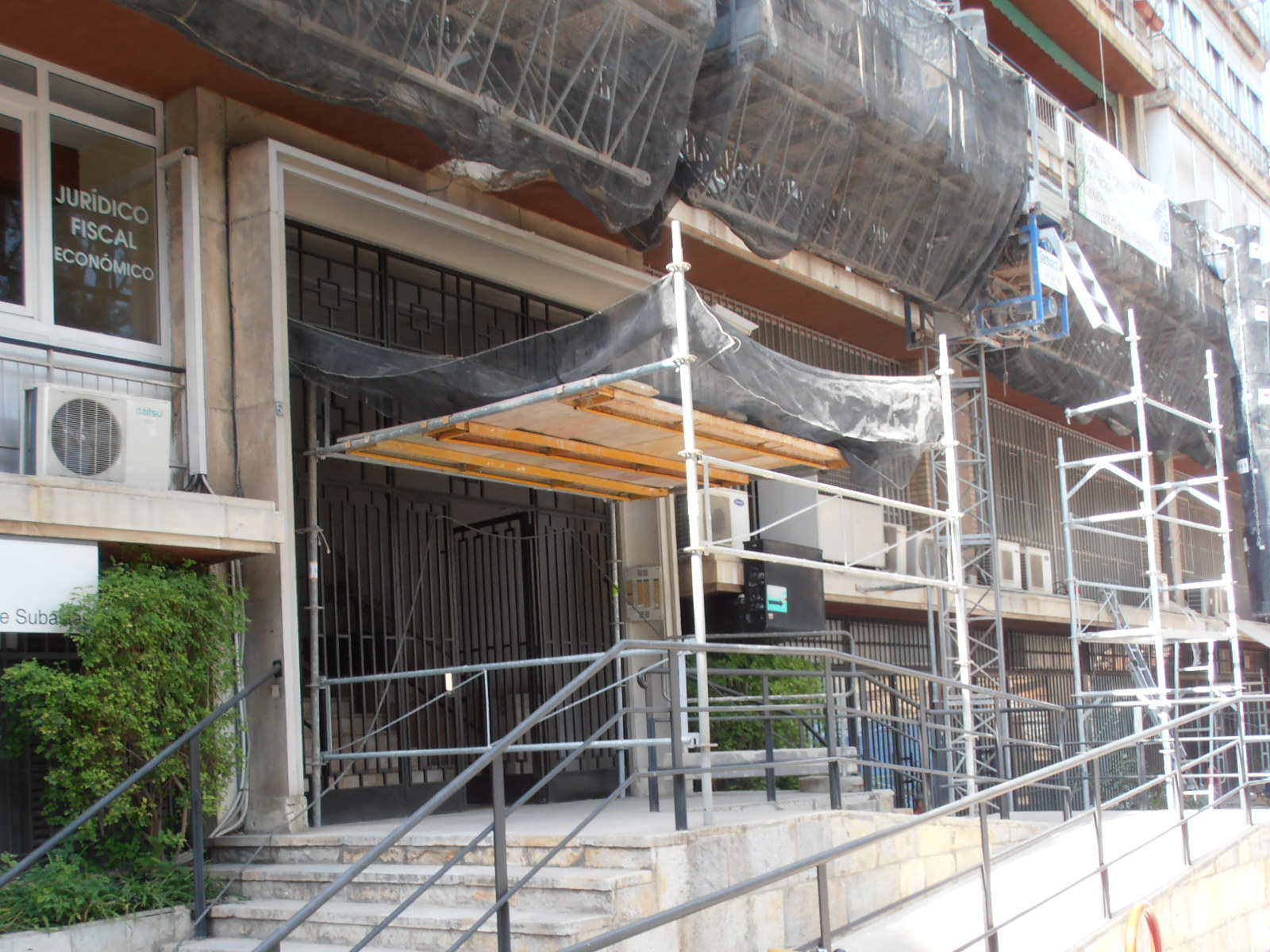 Imagen 8: Detalle de marquesina de protección en entradas al edificio