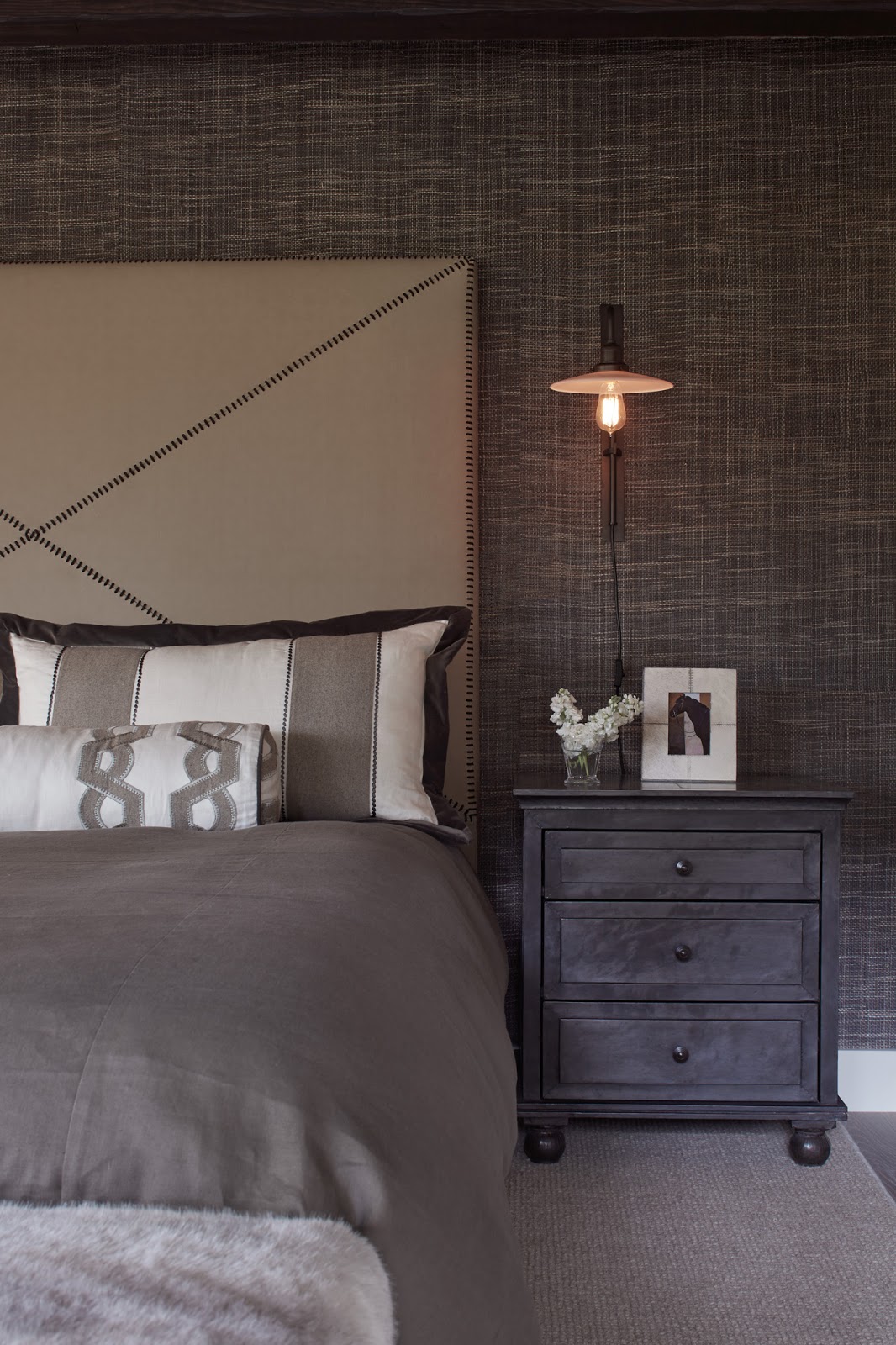 Keltainen talo rannalla: Rustiikkia, modernia ja tapetteja