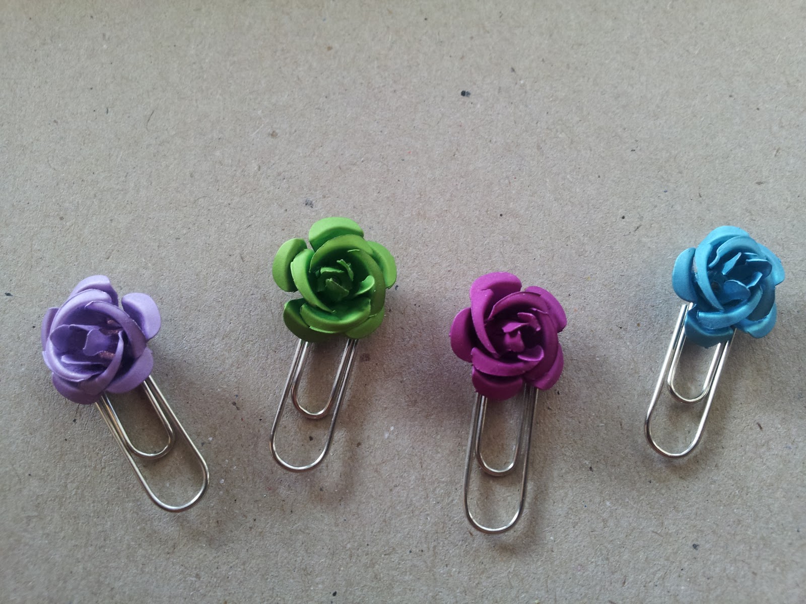A Spoonful of Crafts: Papirclips med små roser / Paper Clips with Small ...