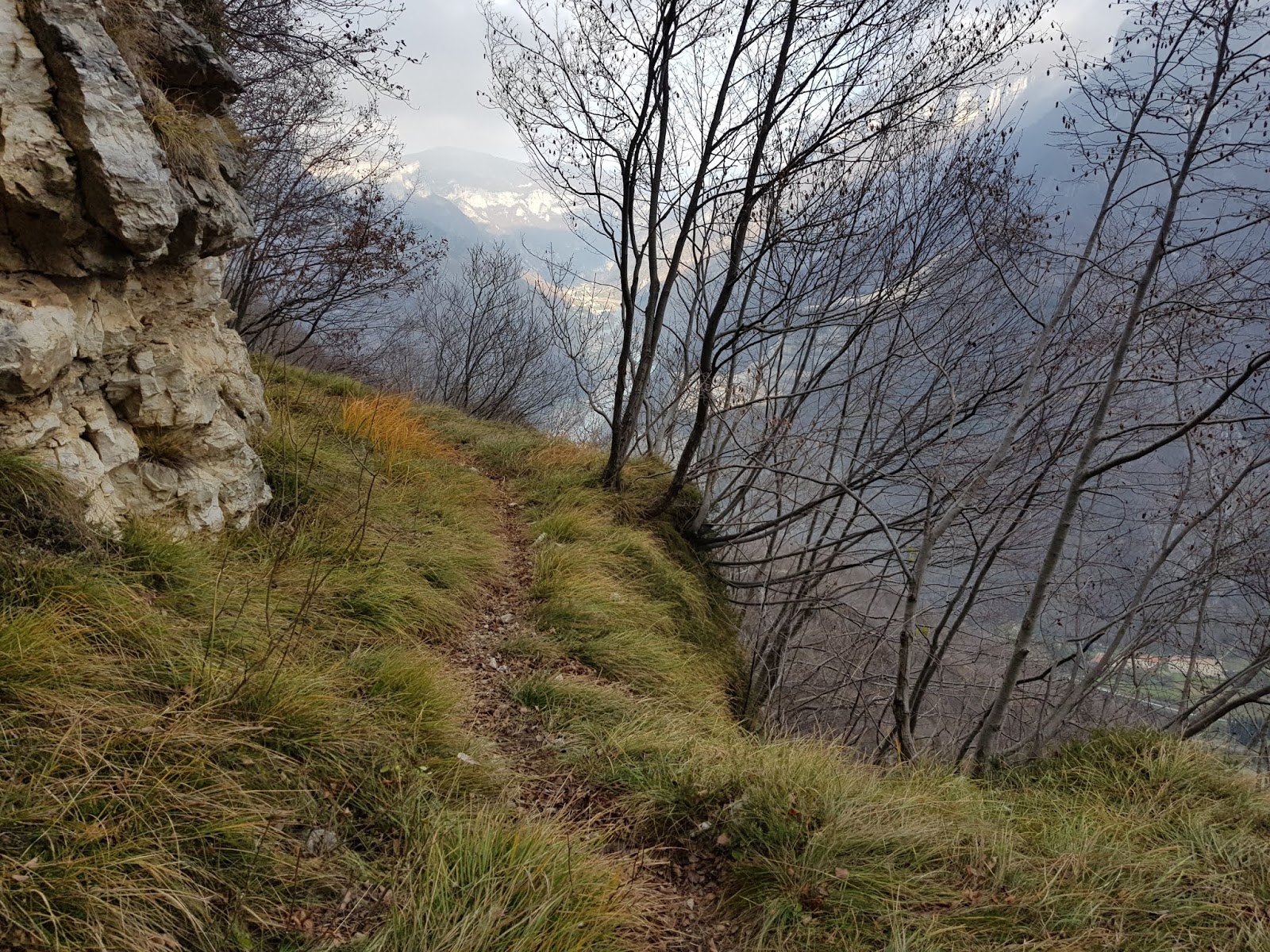 Su strade e sentieri: COL D'ASTIAGO (m. 1.241) - SENTIERO DEL VU - Val ...