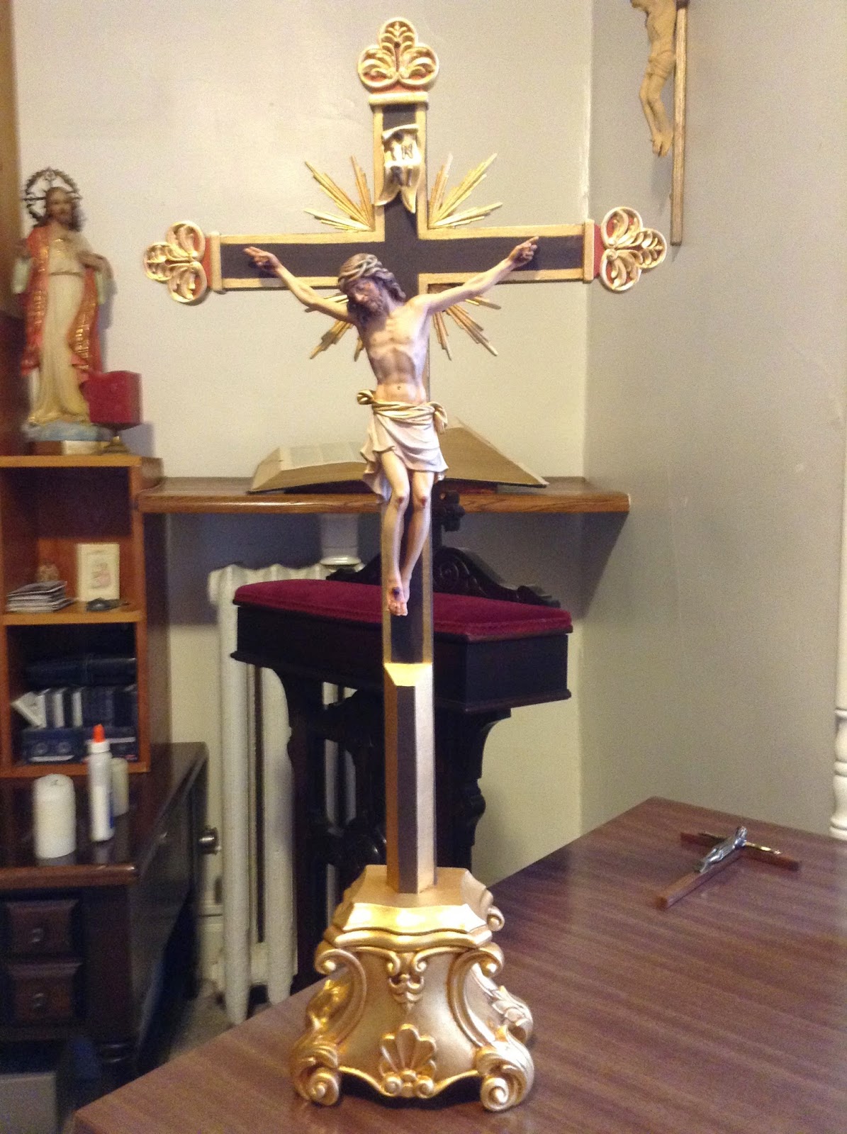 Pontifex Maximus: The Face of Jesus Christ: A Worthy Altar Cross