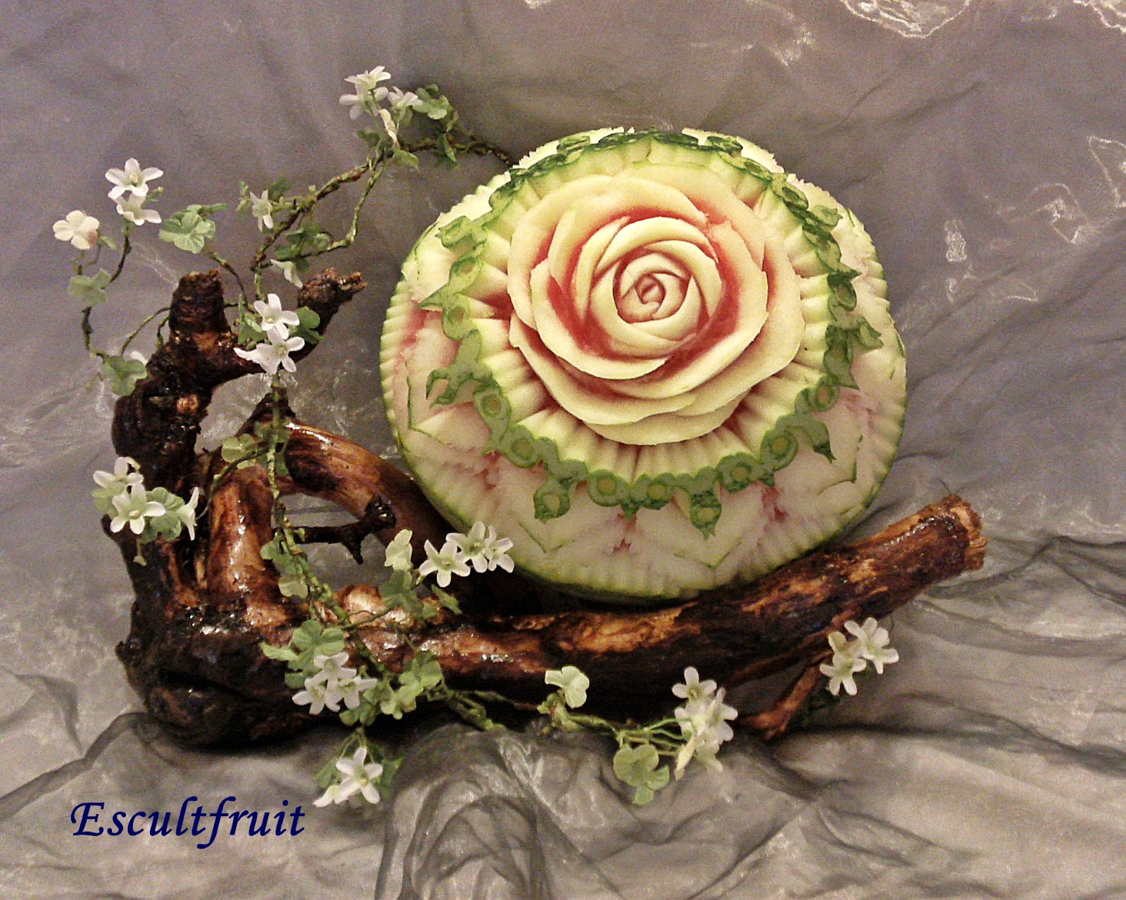 tallado de frutas y verduras: Rosa en sandia con corona 2