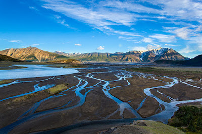 Erosi Sungai: Bentuk dan Faktor Debit Airnya - Guru Geografi