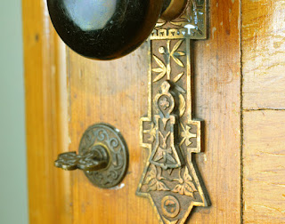 Saturdays Vintage Finds: Victorian Antique Door Bell Ringer