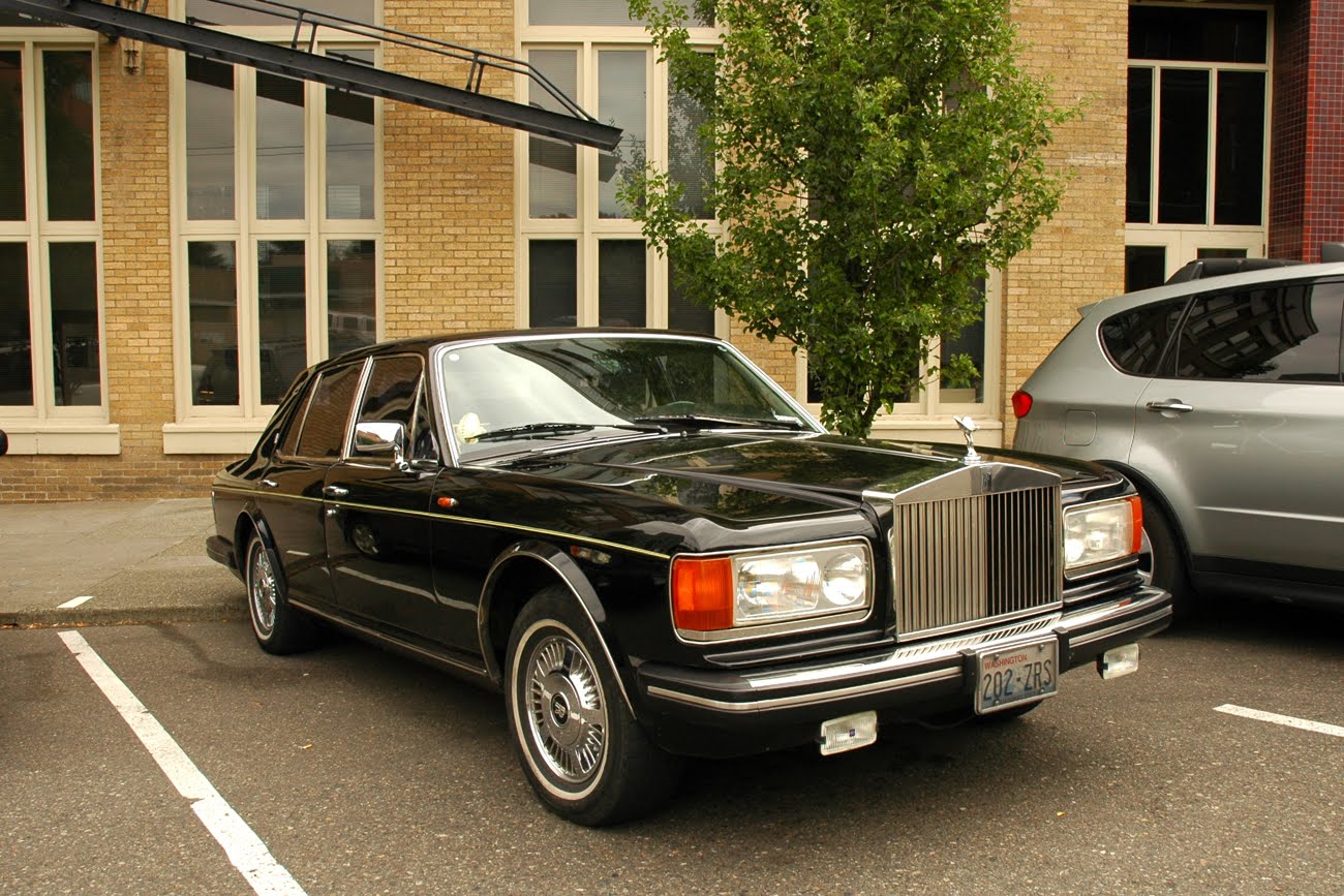 OLD PARKED CARS.: 1990 Rolls-Royce Silver Spirit Mark II.