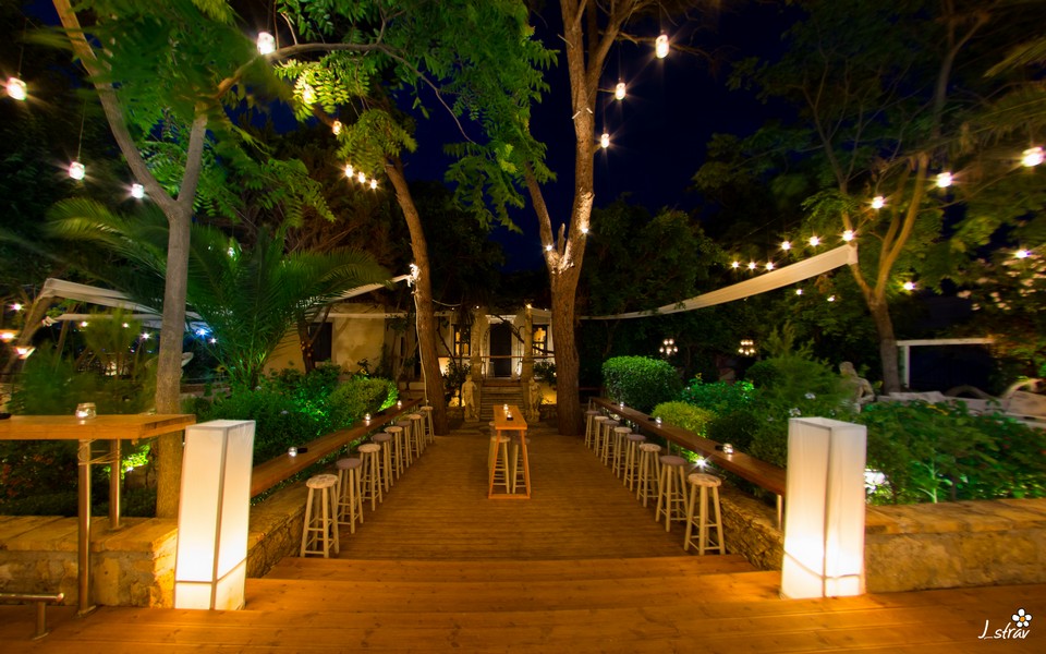 Zakynthos Travel Guide: Argassi...Entertainment near beautiful beaches!