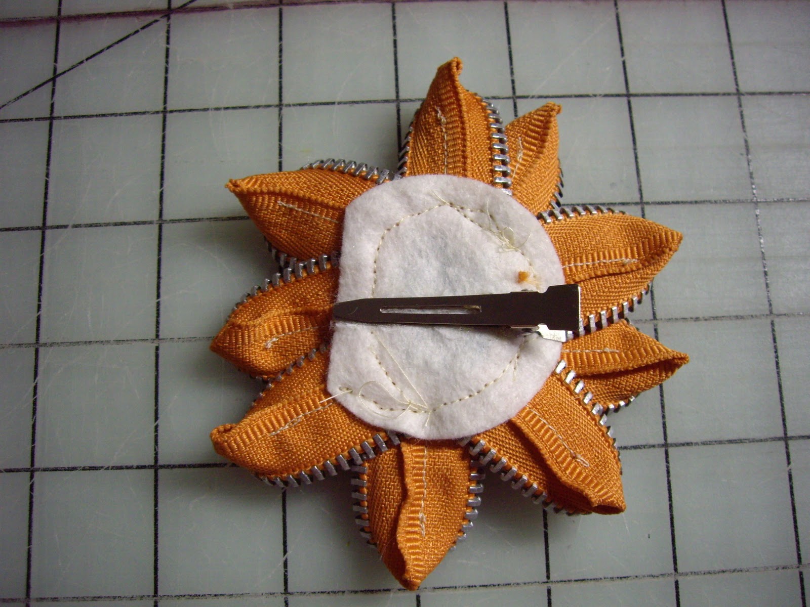 Material Girls Quilts: zipper flower tutorial