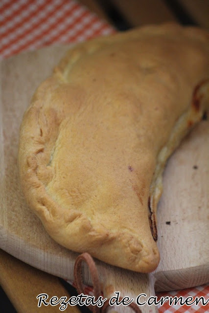 Calzone de salami, jamón y queso