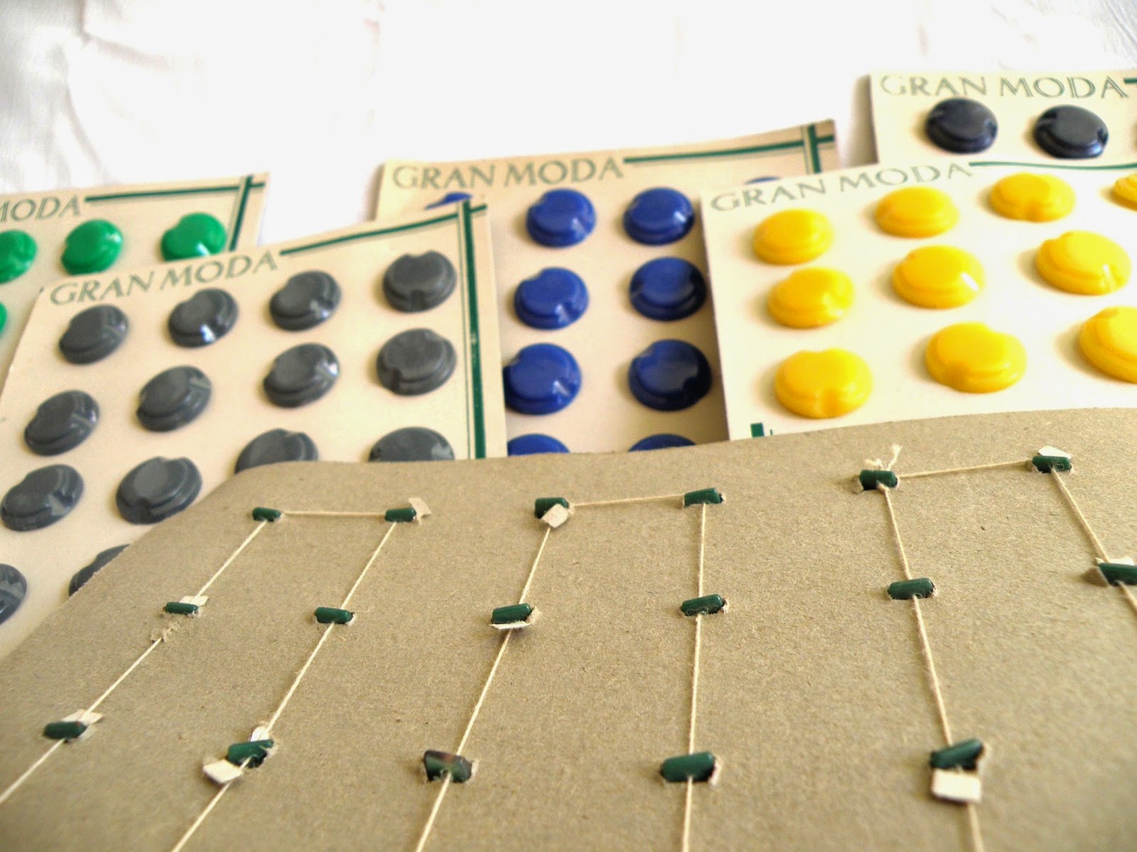 MeAndTheMajor: 24 antiguos botones en su cartón, años 60