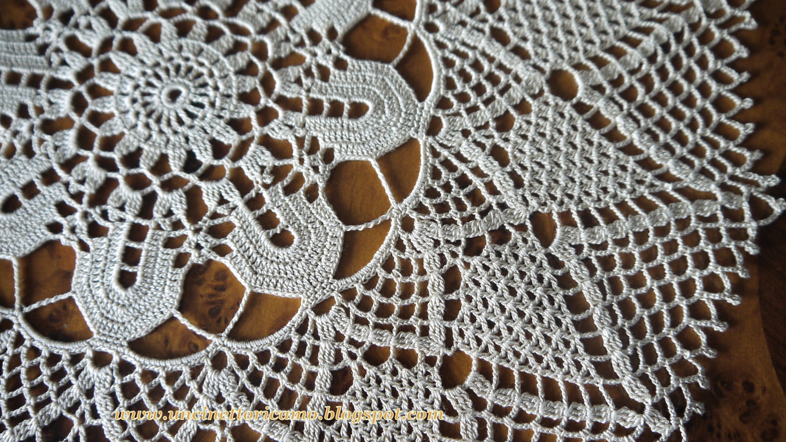 Uncinetto&Ricamo: CENTRINI ALL'UNCINETTO