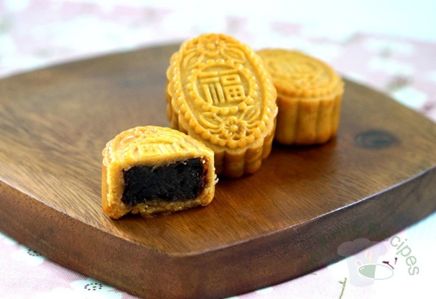 Red Bean Paste Mooncake ~ 红豆蓉月饼 (2016)