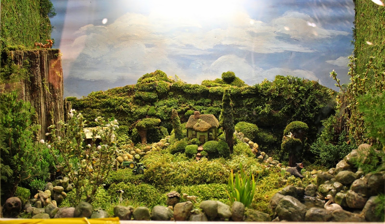 Red House Garden: Two Enchanting Miniature Gardens