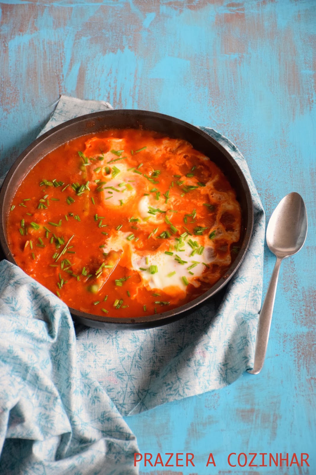 PRAZER A COZINHAR: Tomatada com ervilhas de quebrar e ovos escalfados
