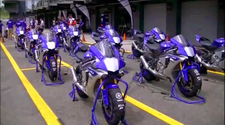 Gambar kesibukan saat test ride Yamaha R1 - Goozir.com
