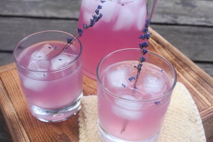 Como fazer a “limonada rosa” para livrar-se de dores de cabeça e ansiedade