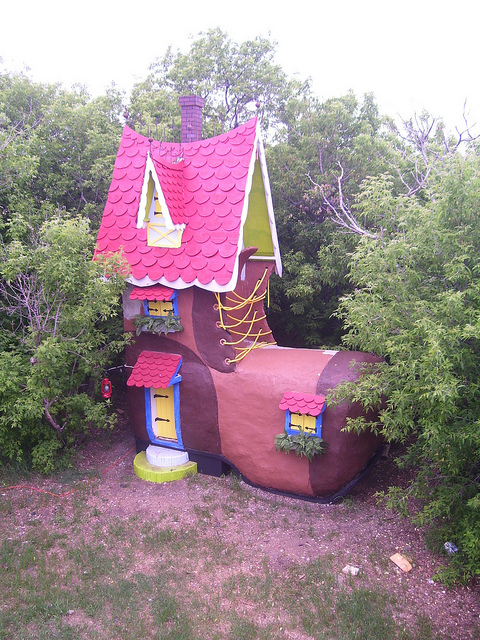 Relaxshacks.com: Shoe-Shaped Cabins and Playhouses.....a few of 'em.....