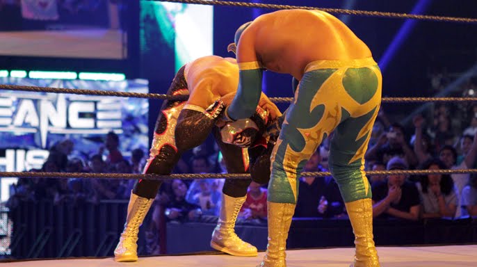WWE In live!!!!: SIN CARA vs SIN CARA