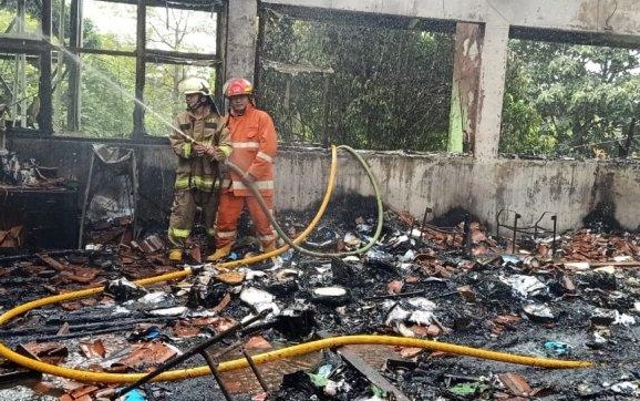 SMAN 100 Jaktim Terbakar, Sembilan Unit Damkar Dikerahkan - Jakarta ...