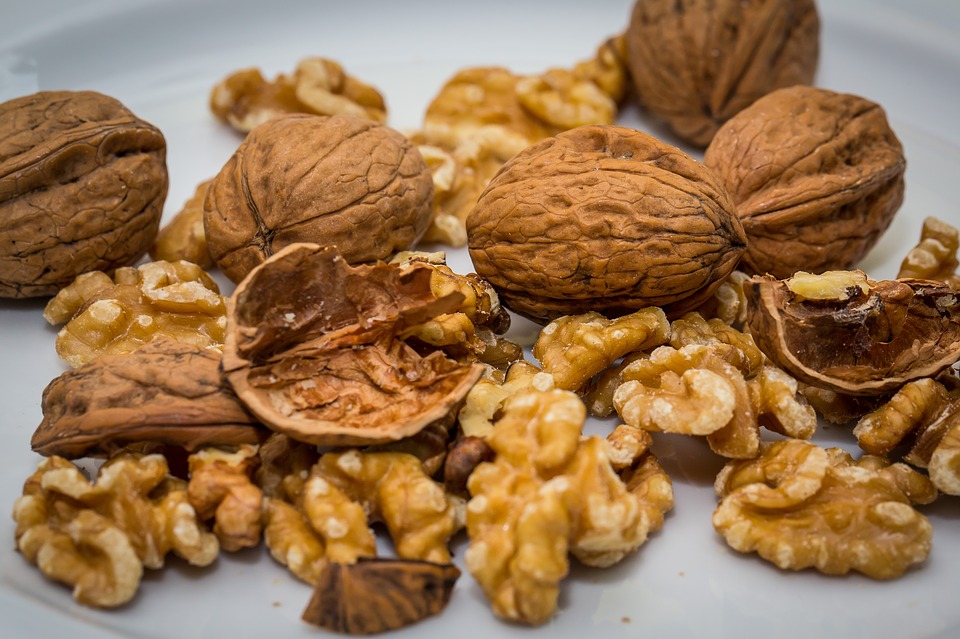 Akhrot Ke Fayde - Walnut Benefits in Urdu/Hindi