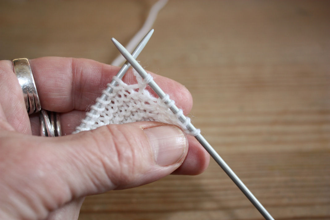 rett og vrang: Tips for å unngå "huller" i strikketøyet når en skal snu ...