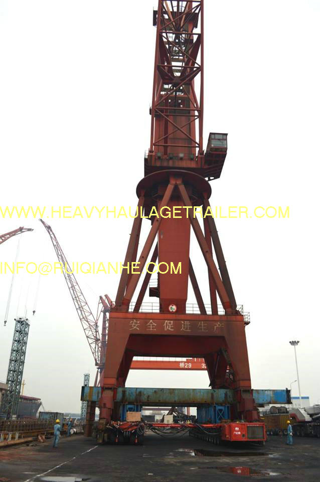 modular platform trailer: SPMT load with 1011 ton port crane