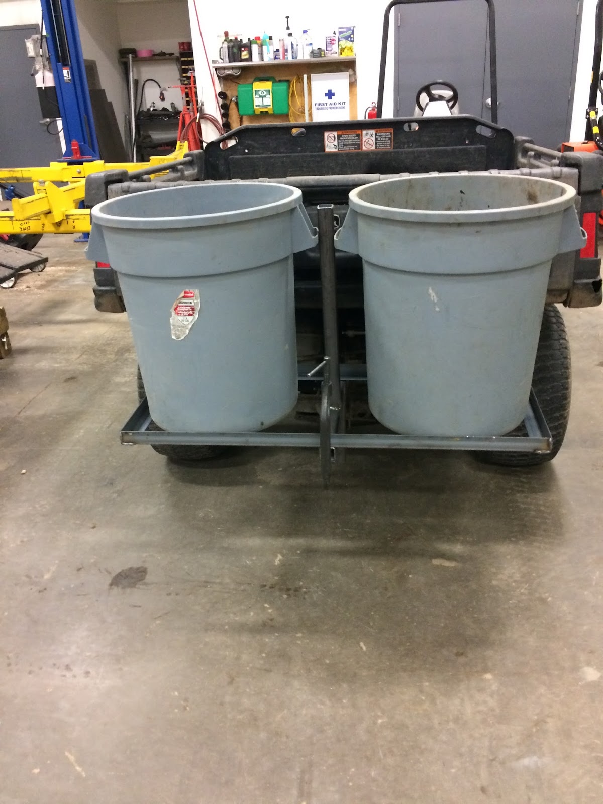 Bobs Shop: Garbage can carrier ( Twitter find )