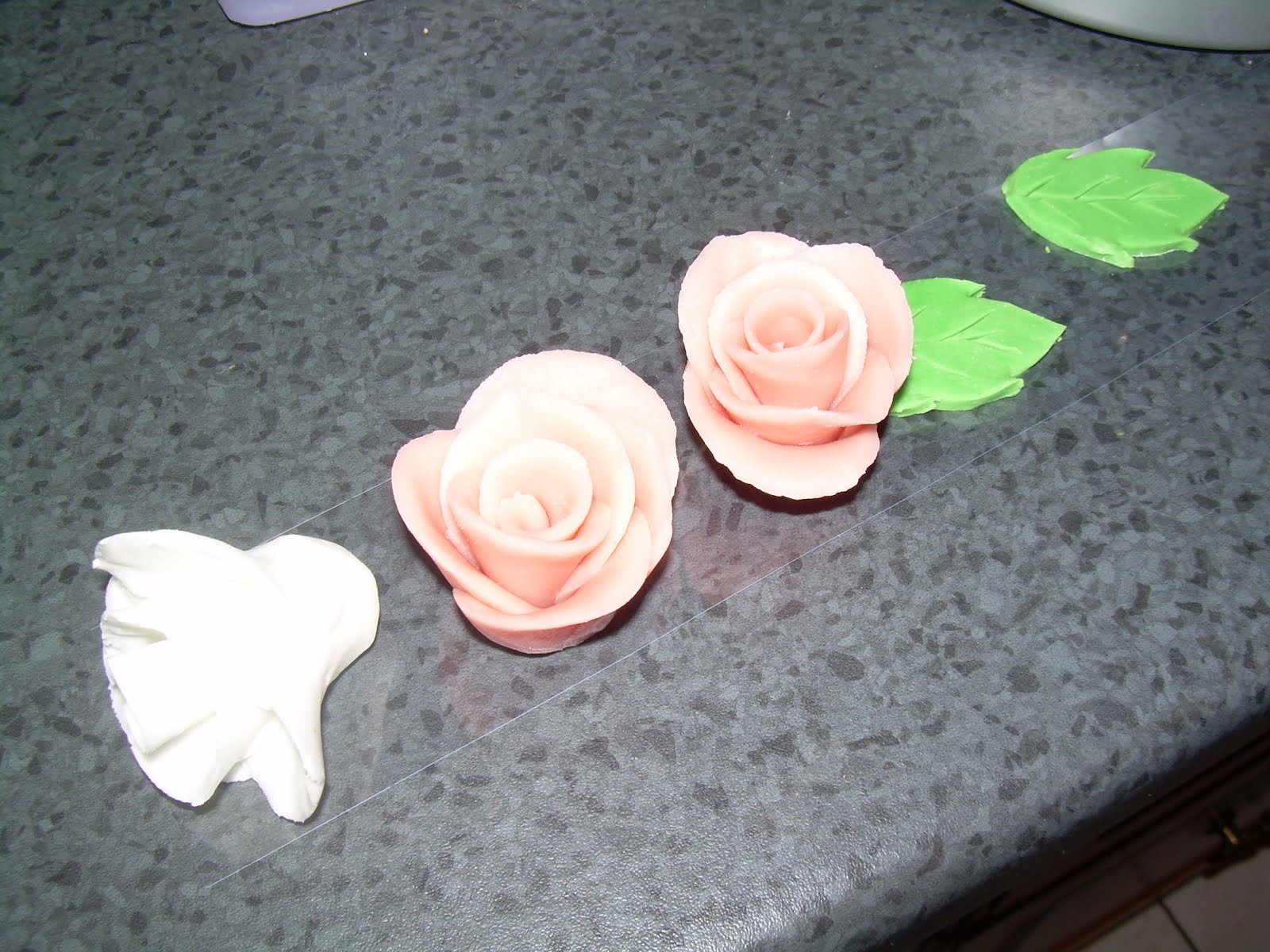 caliethancuisine: DECORATIONS EN PATE A SUCRE ou PATE D'AMANDES