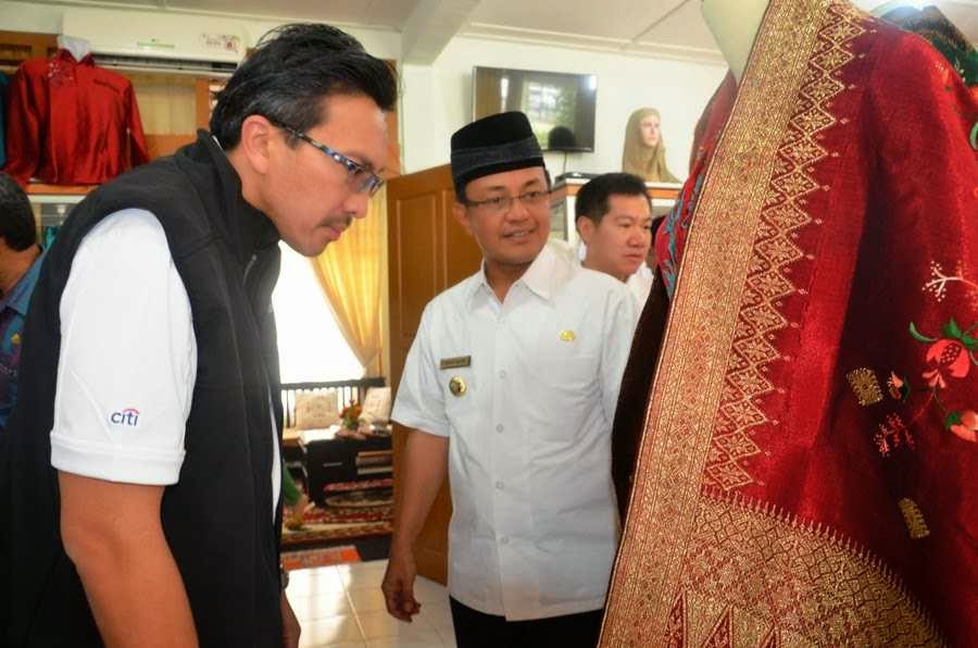Citibank Indonesia Kunjungi Rumah Sulam Agam | Dekranasda Agam