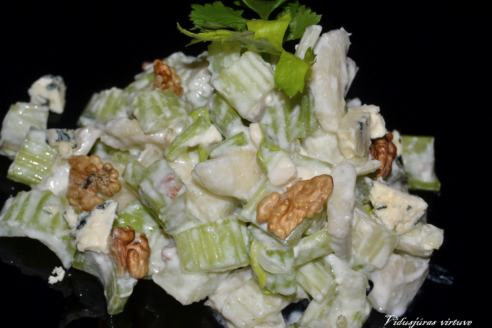 Vidusjúras virtuve: Selerijas saláti ar zilo sieru un valriekstiem