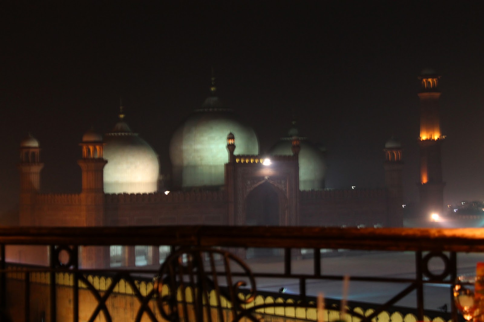 Travelogue: Badshahi Mosque in Lahore at Night - THE STYLE MATRIX