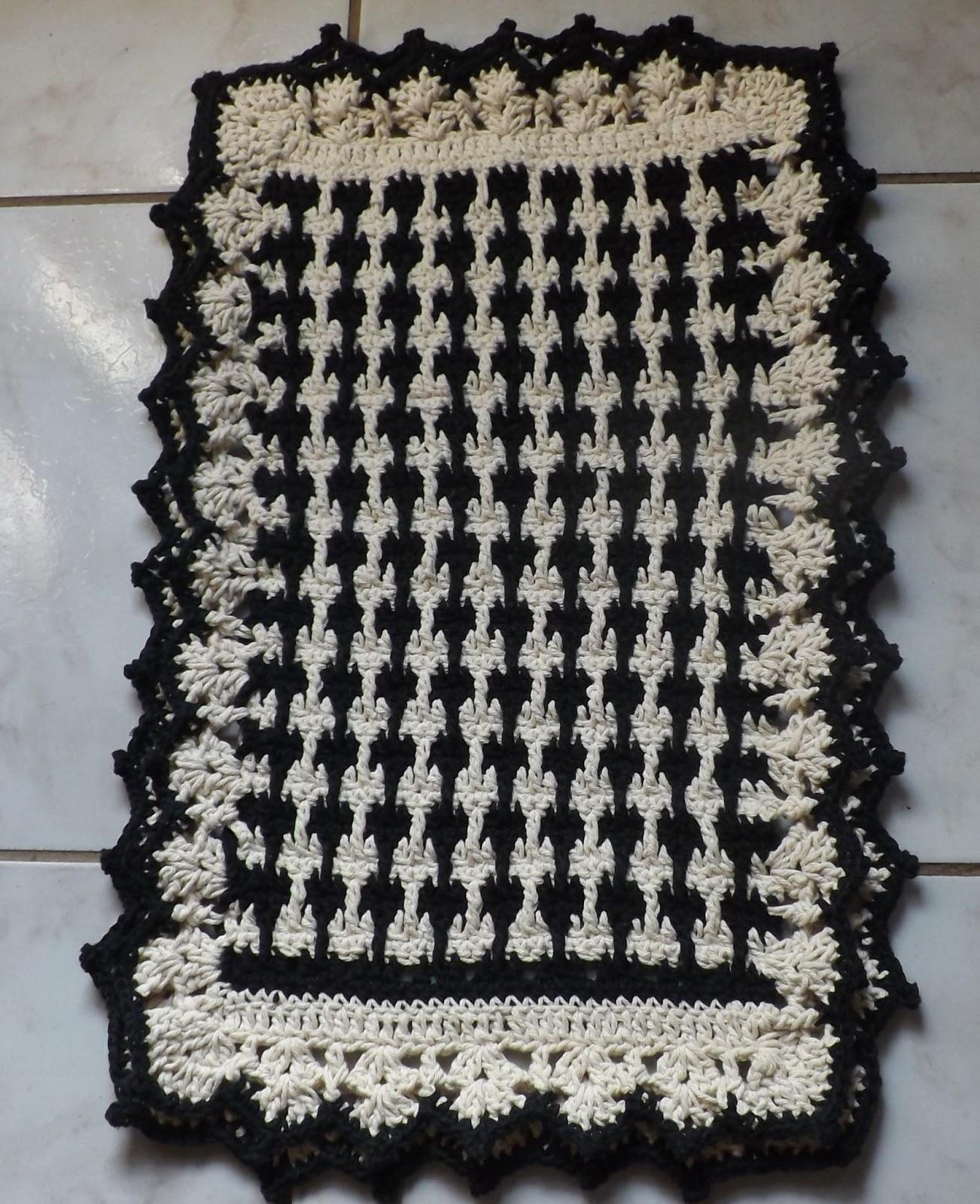 Tapete de Crochê em Retangular Preto e Branco-Amor por Art em Crochê