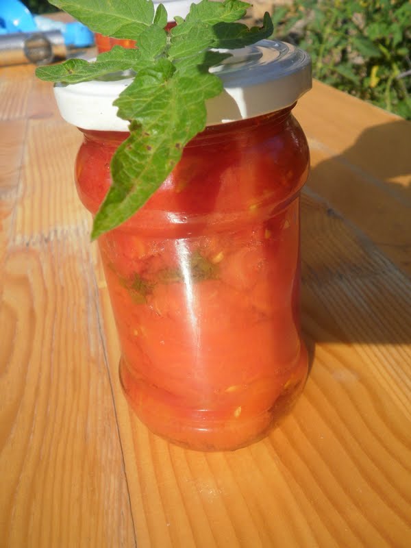 Myra's kitchen: Conserva de rosii in suc propriu