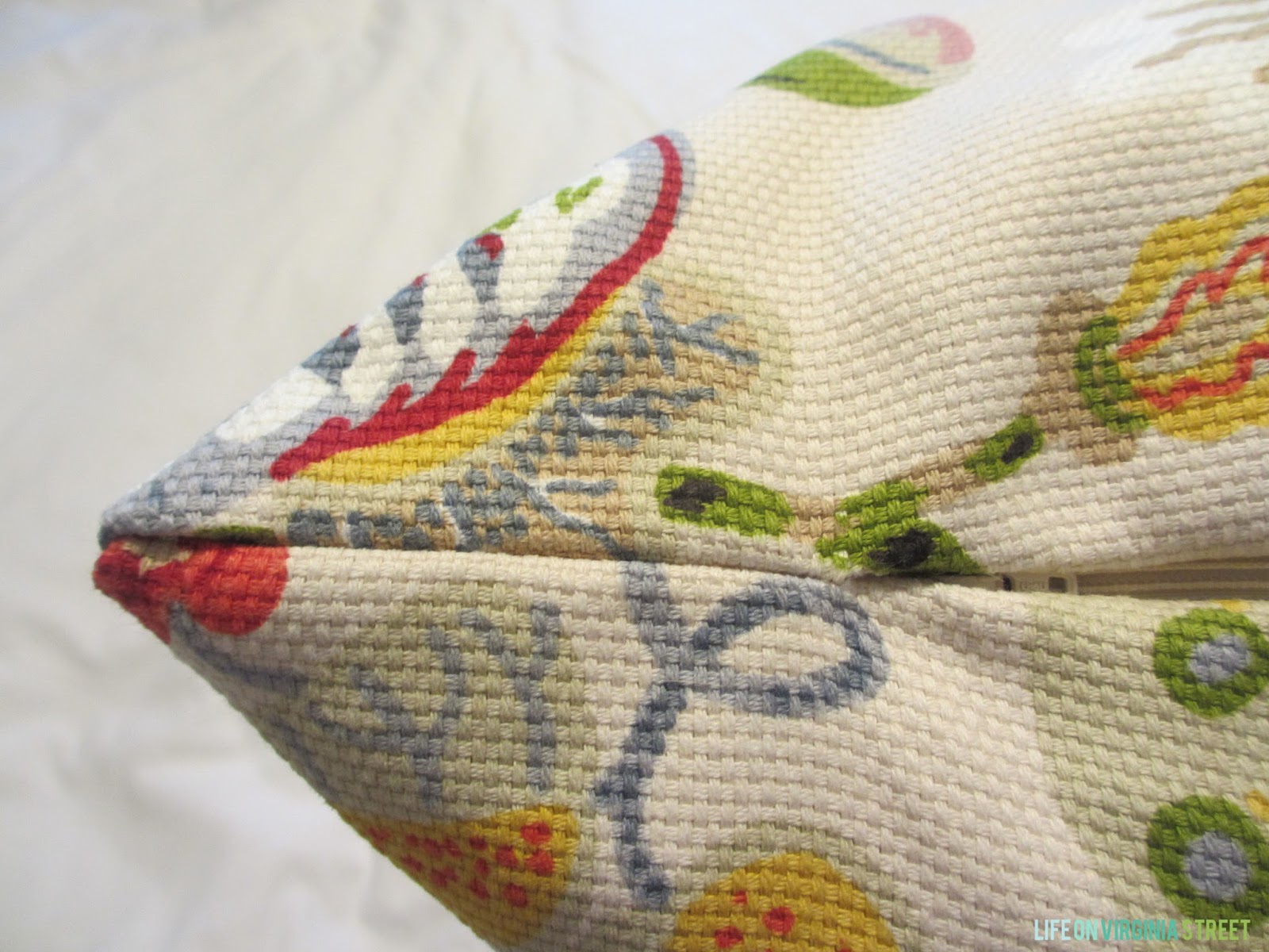 Tutorial: Throw Pillow with a Zipper | Life On Virginia Street | Bloglovin’